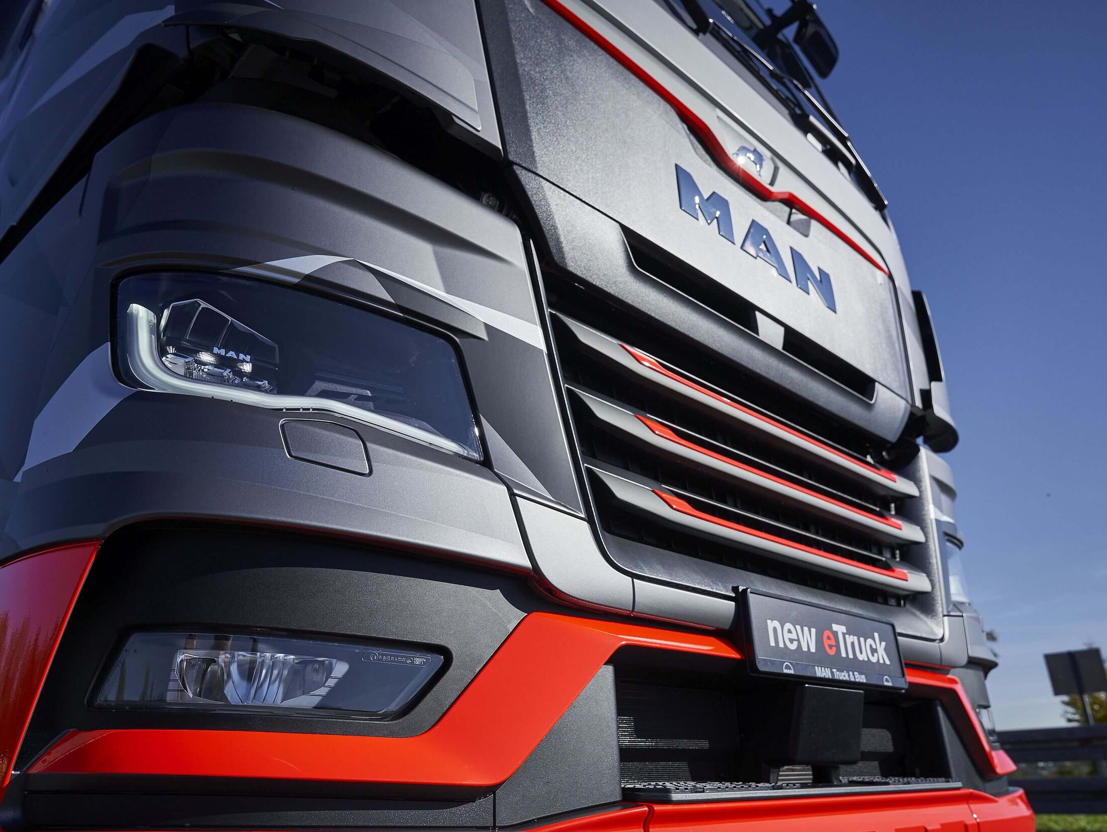 Lkw Logos Kreatives Logo Auf Einem Lkw Dass Alle Blicke Auf Sich Zieht